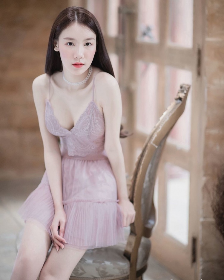 清甜嫩胸御姐Carolis Mok美到你痴狂 白衣透出形状想再多看一点！-GIF发源地